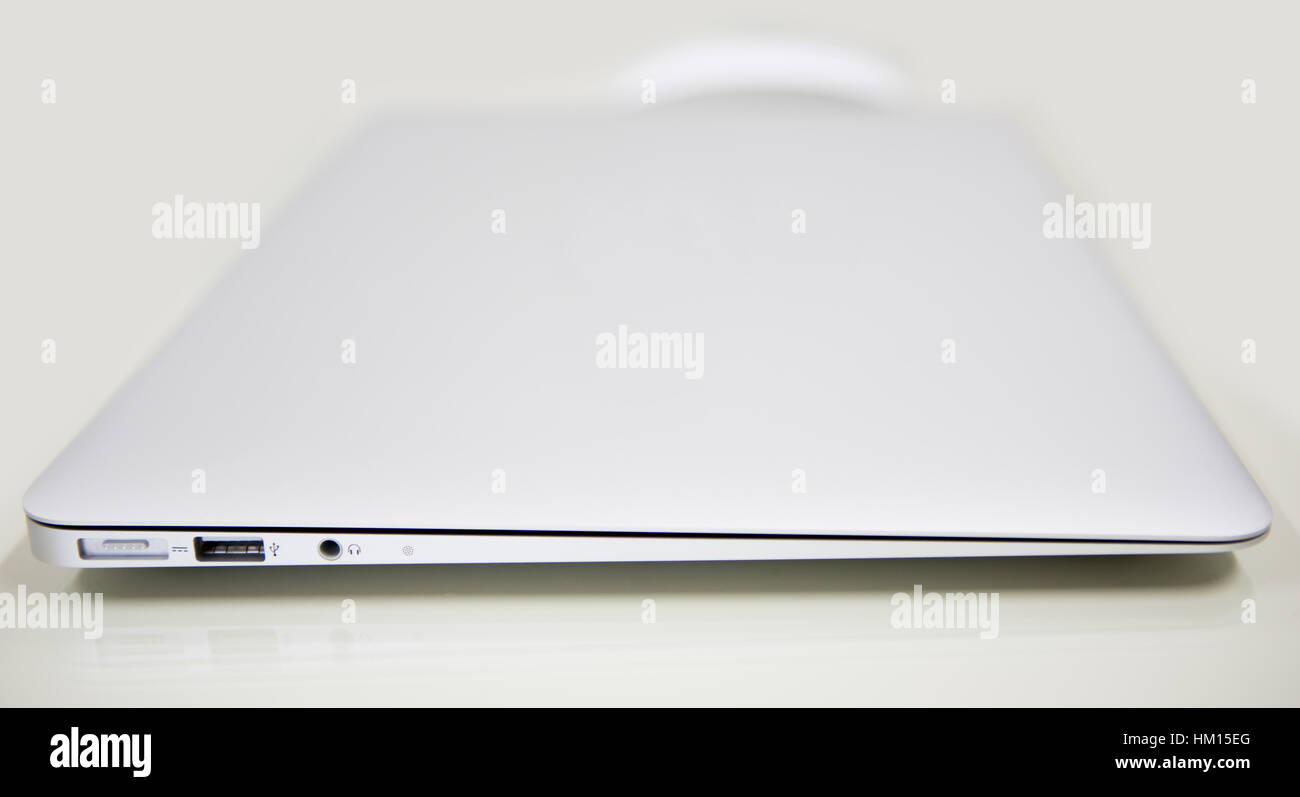 laptop and mouse Stock Photo - Alamy