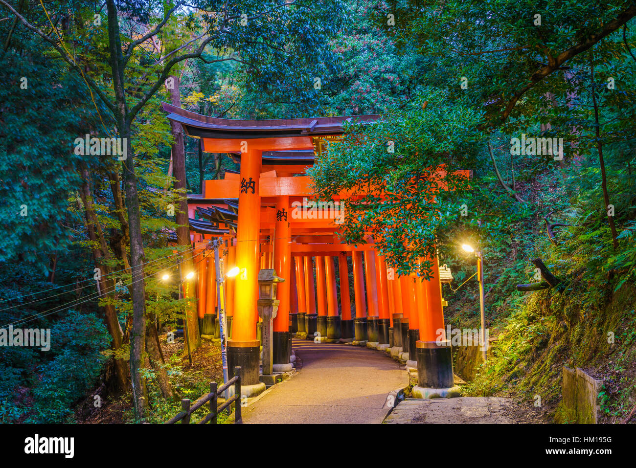 Fushimiinari shrine hi-res stock photography and images - Alamy