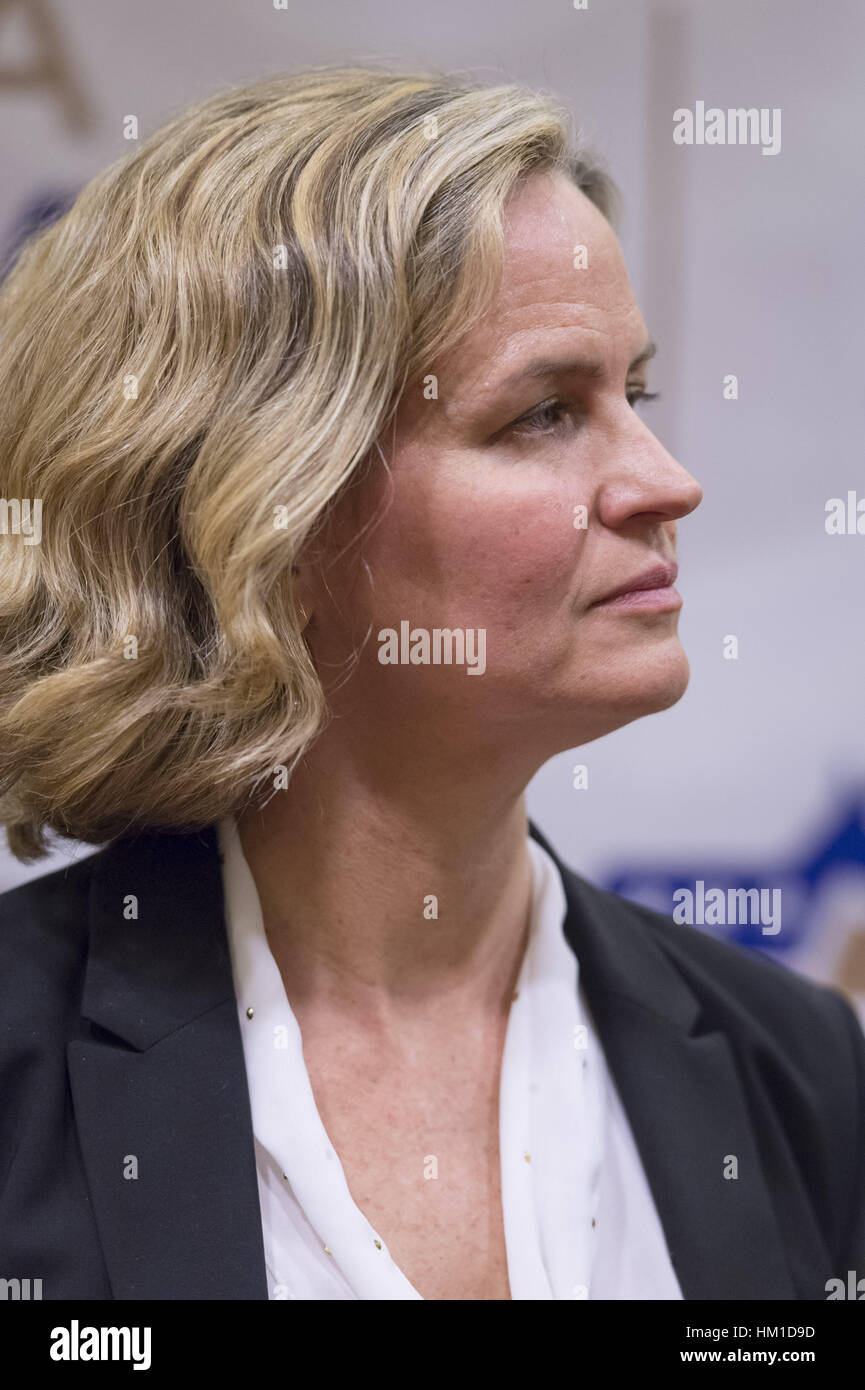 Laura curran hi-res stock photography and images - Alamy
