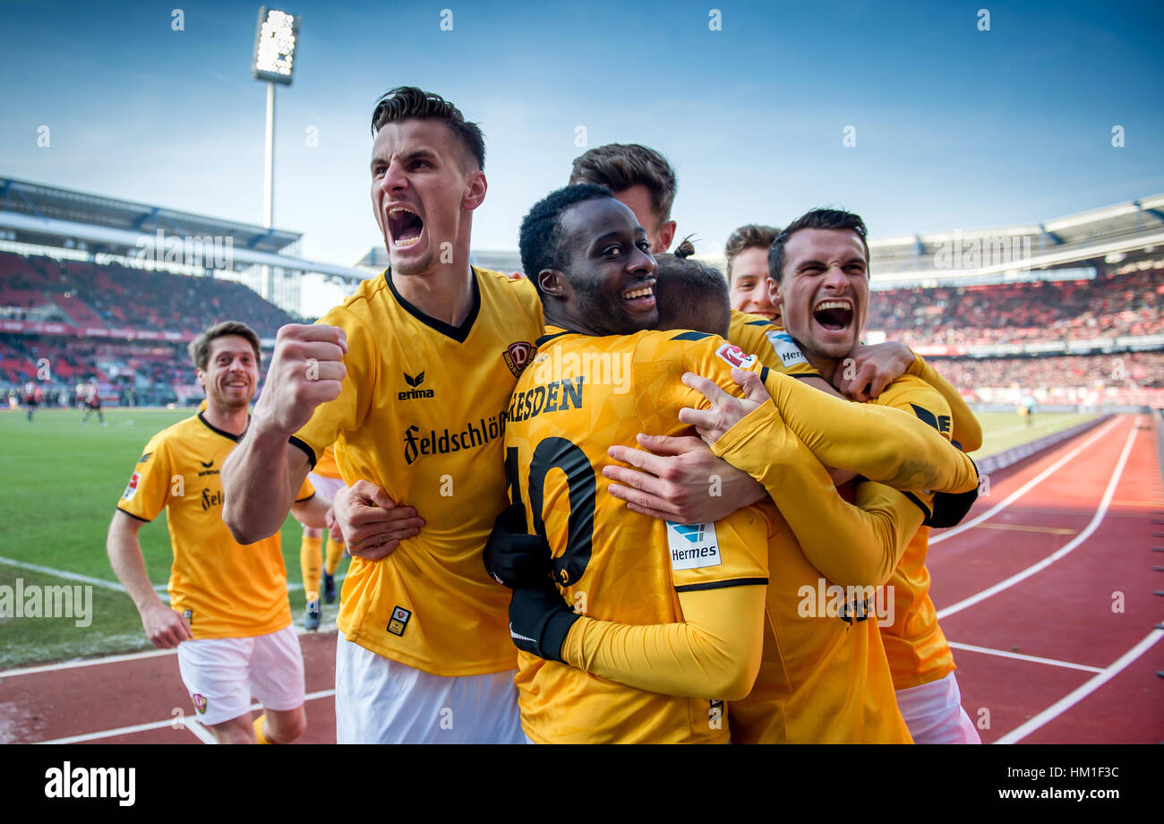 Nuremberg, Germany. 29th Jan, 2017. Dresden's Erich Berko (C ...