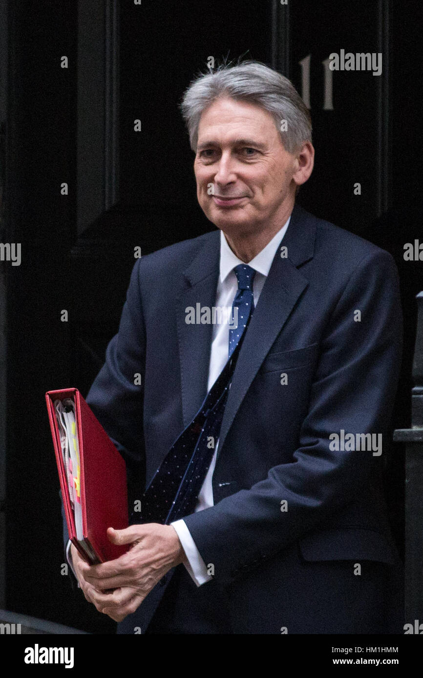 Chancellor philip hammond at door 11 downing st hi-res stock ...