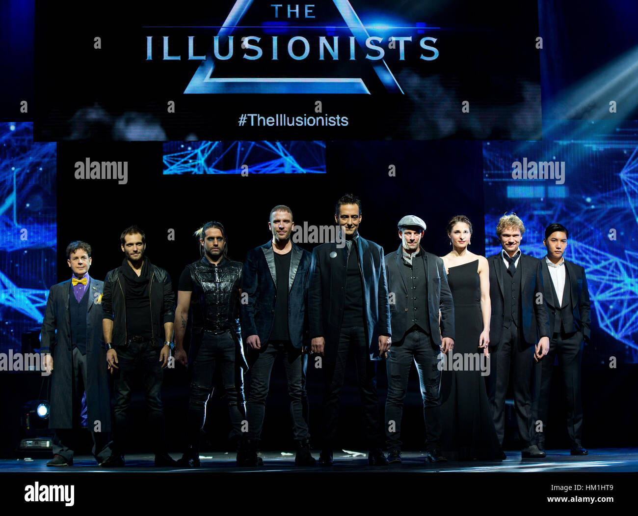 Berlin, Germany. 31st Jan, 2017. The illusionists Raymond Crowe (l-R ...
