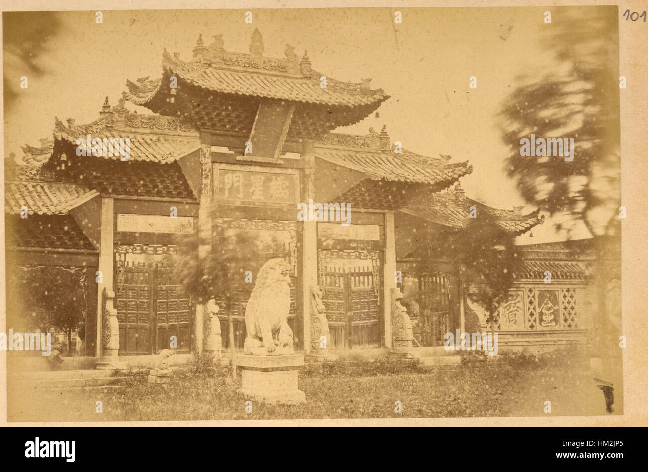 This image depicts the internal gate (Lingxing Men) of a Confucian ...