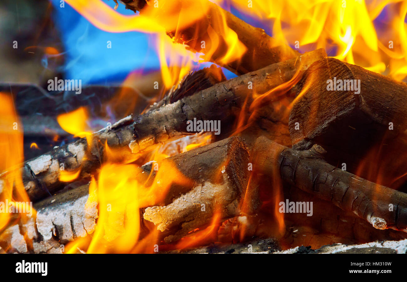 fire wood Warm orange bonfire with pieces of wood Stock Photo - Alamy