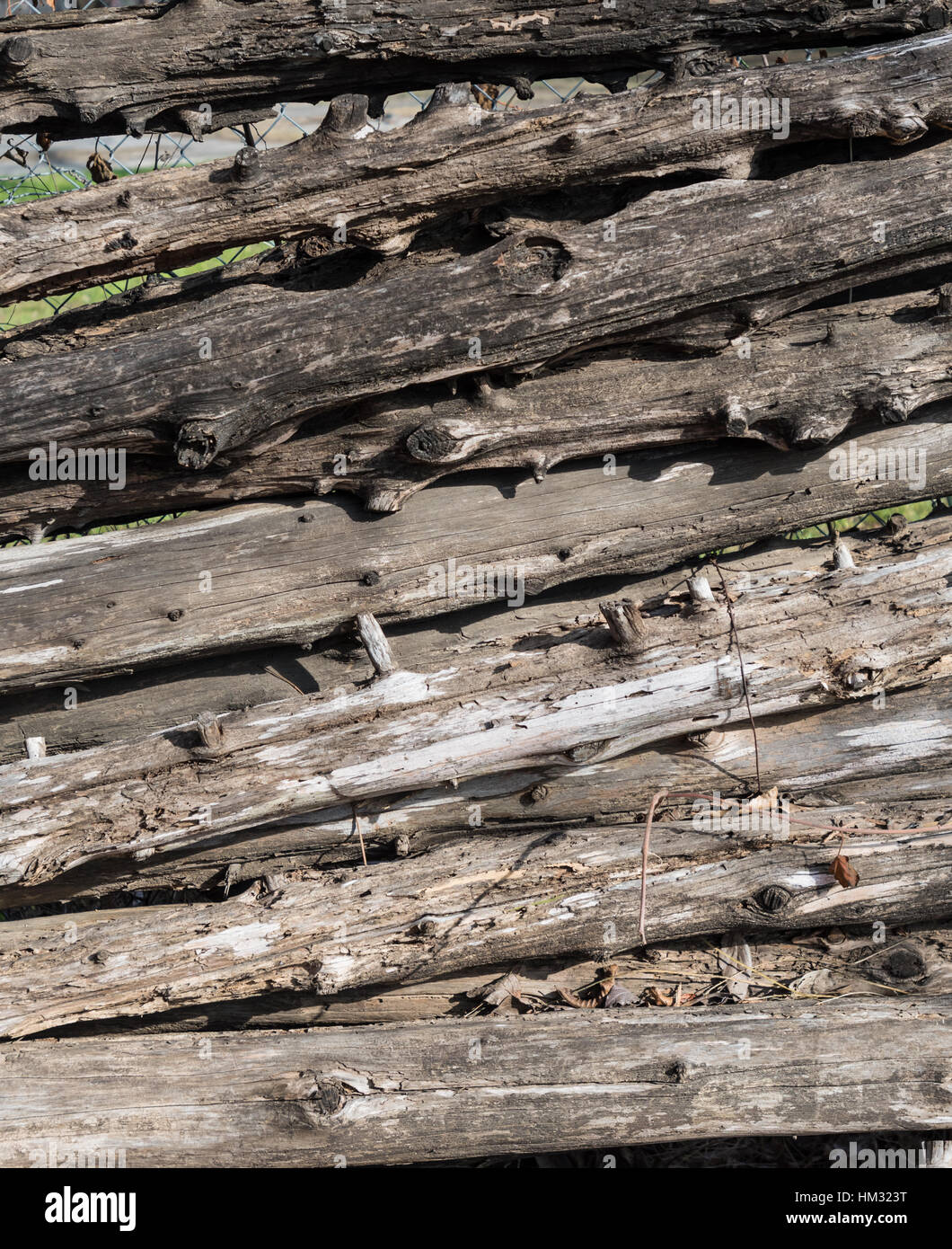 Wooden log fence hi-res stock photography and images - Alamy