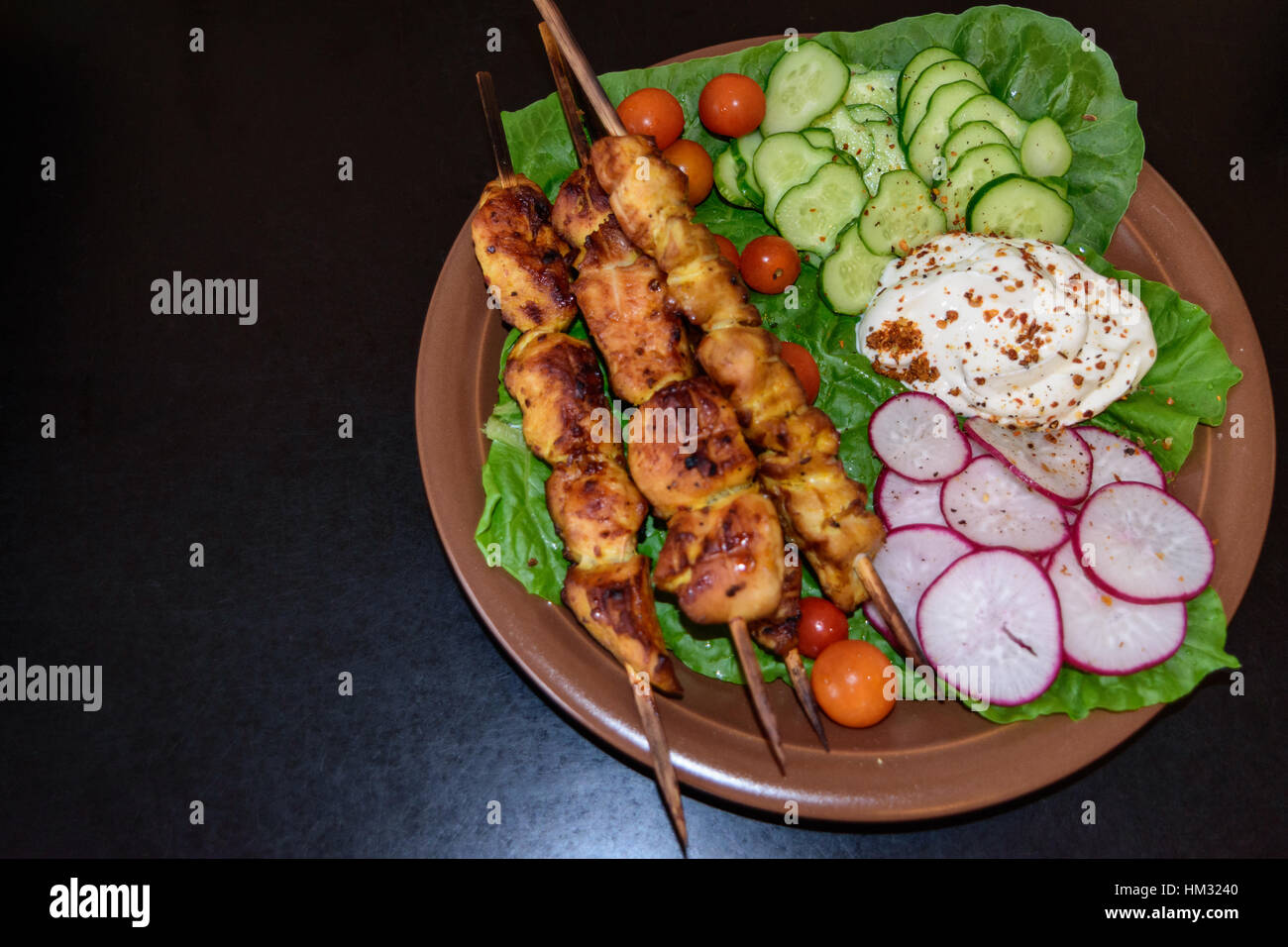 Chicken kebab with homemade yogurt and vegetables Stock Photo - Alamy