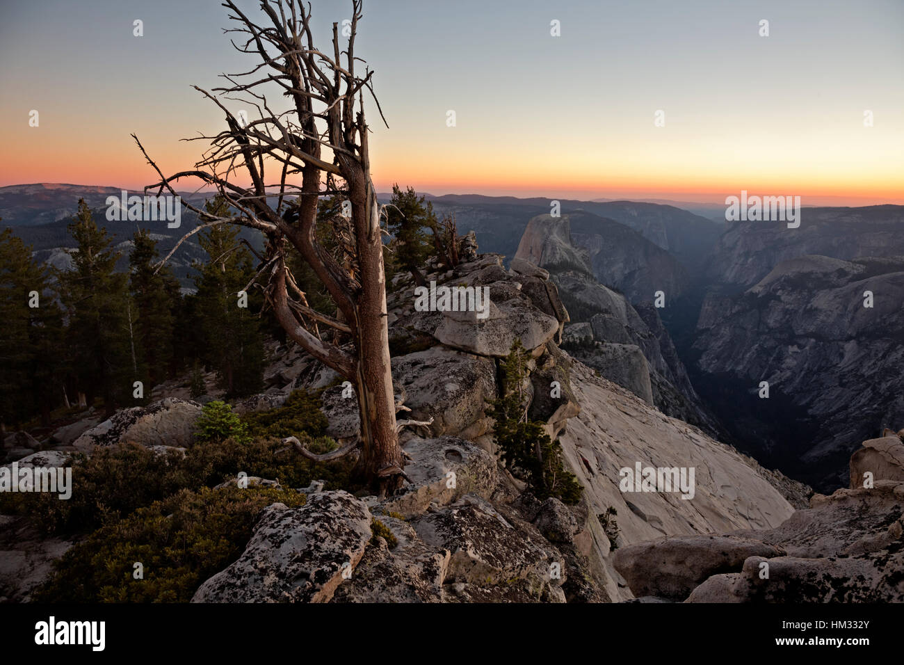 CA02959-00...CALIFORNIA - Sunset over Half Dome and Yosemite Valley ...