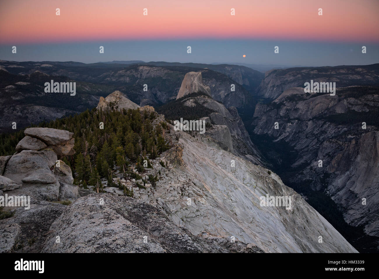 CA02962-00...CALIFORNIA - Moon setting as the sunrises over Half Dome ...