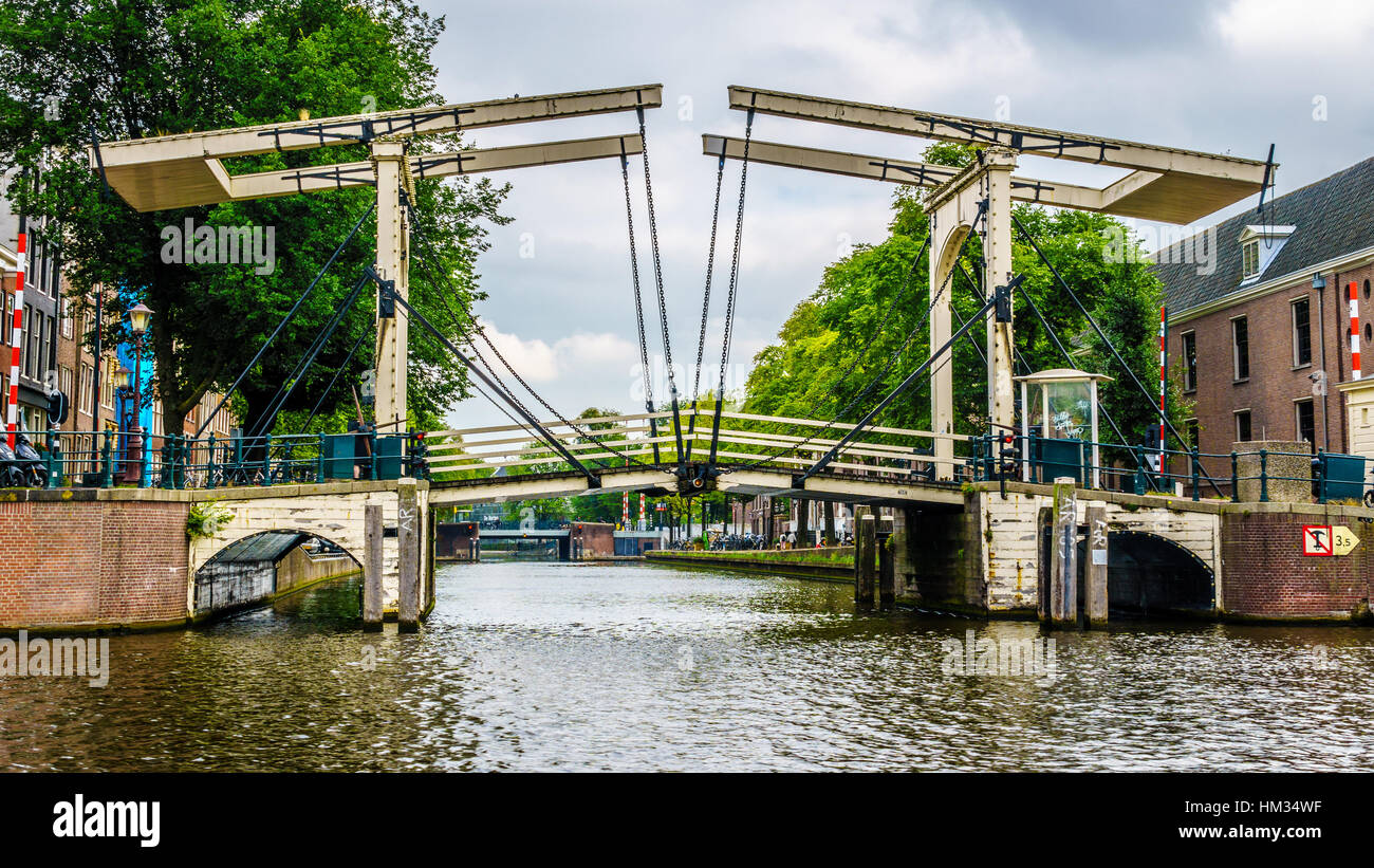 Old draw bridge hi-res stock photography and images - Alamy