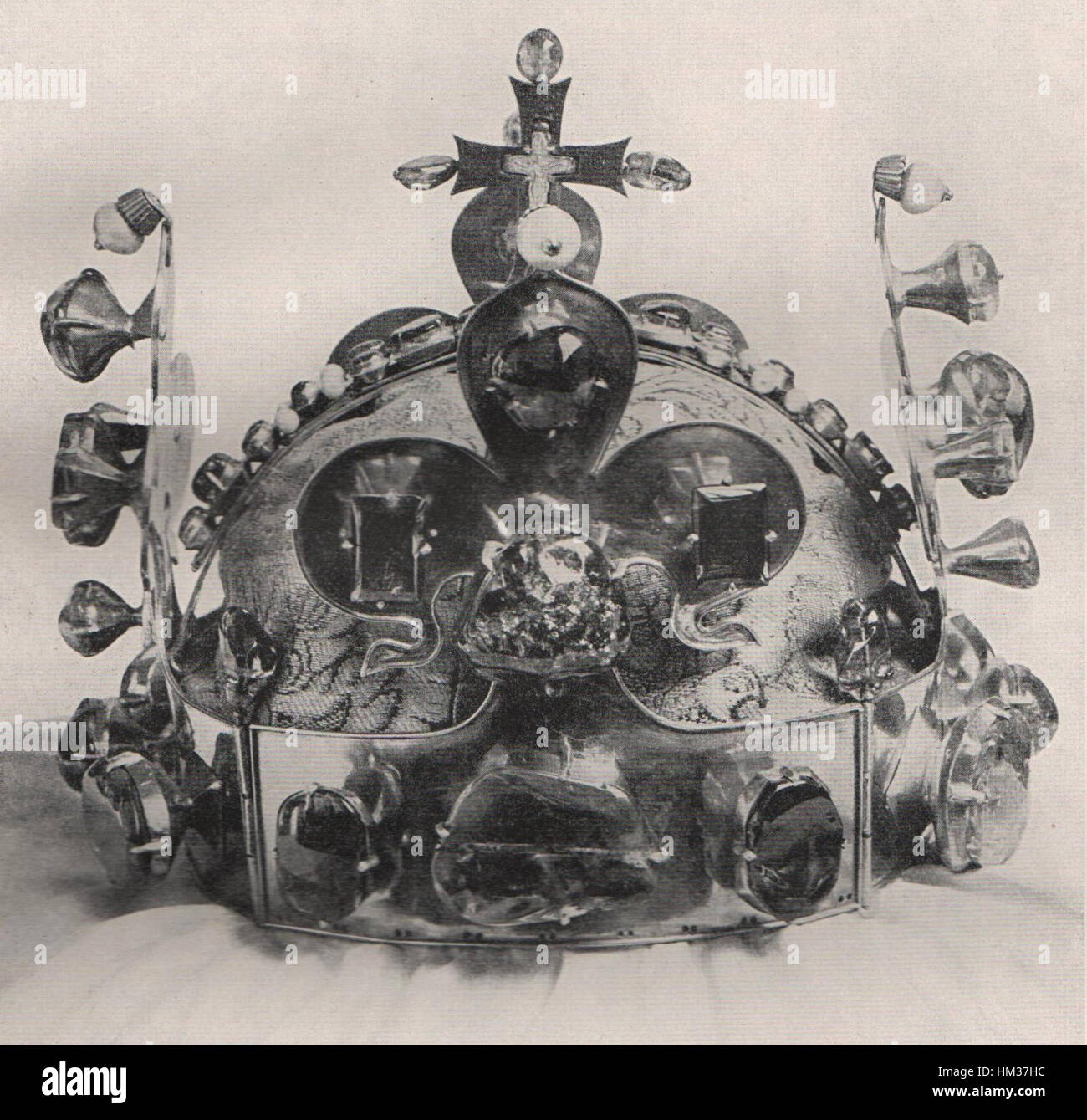 KorunaVaclava’s artwork portrays the historical Czech Crown, *Koruna ...