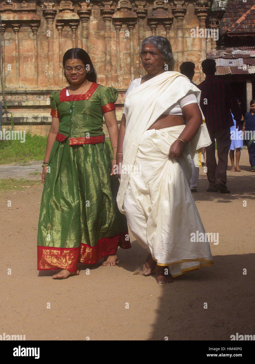 Traditionally dressed people at Shri Padmanabhaswamy temple, Trivandrum ...