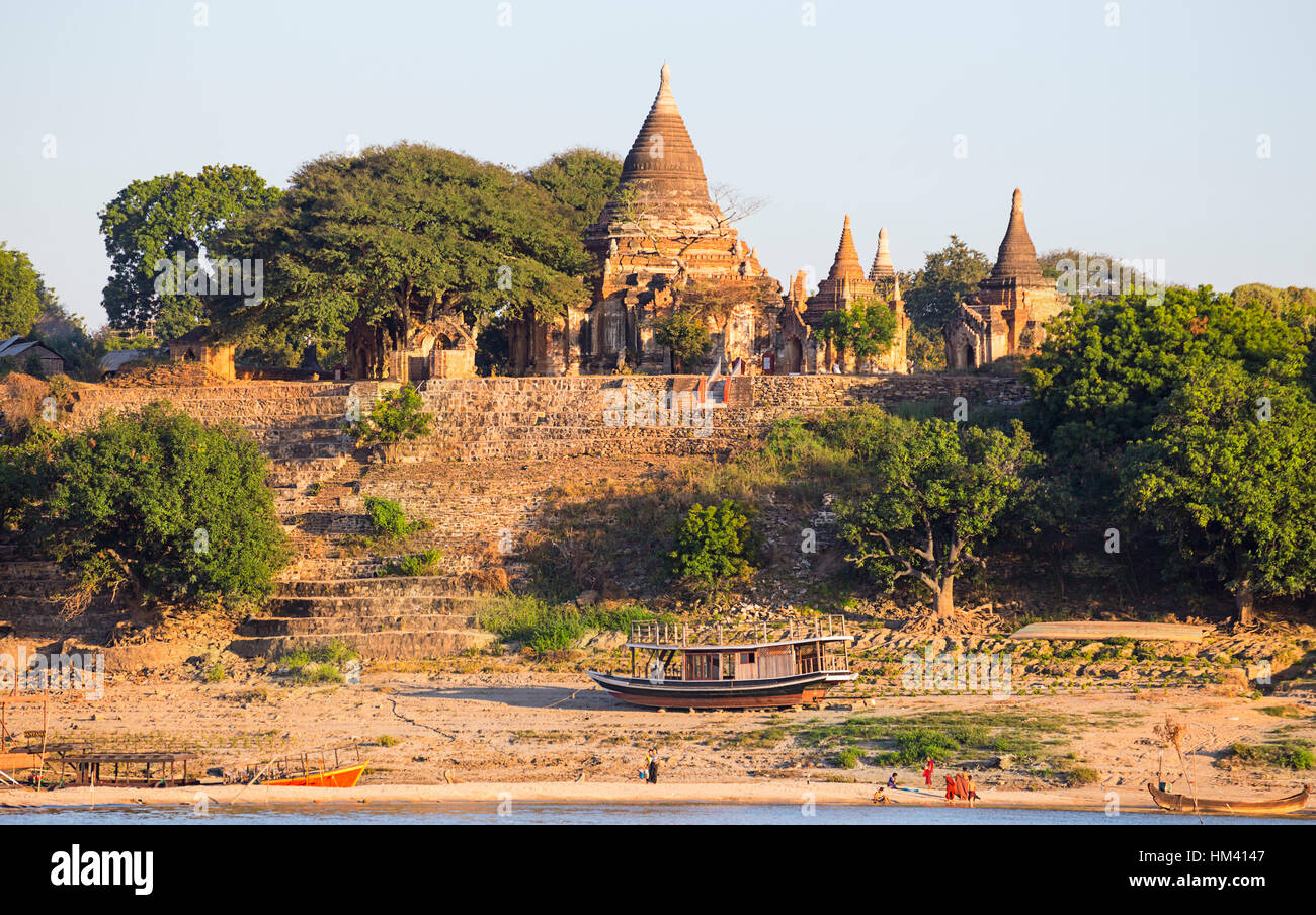 Boats and pagoda in Bagan , Myanmar Stock Photo - Alamy