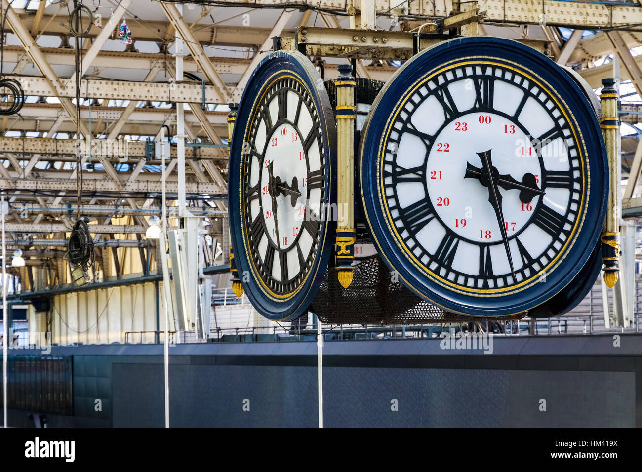 Station Clock Waterloo Station London High Resolution Stock Photography ...