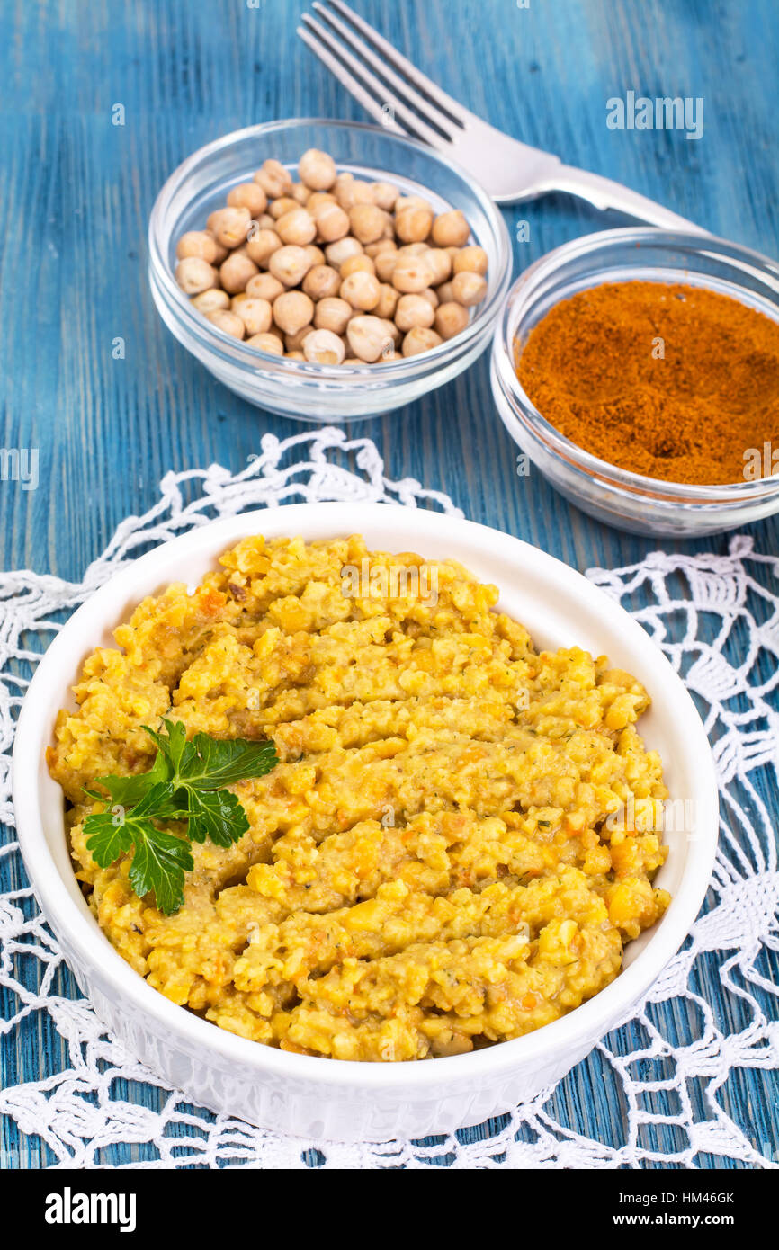 Hummus chickpea puree with curry and saffron Stock Photo - Alamy
