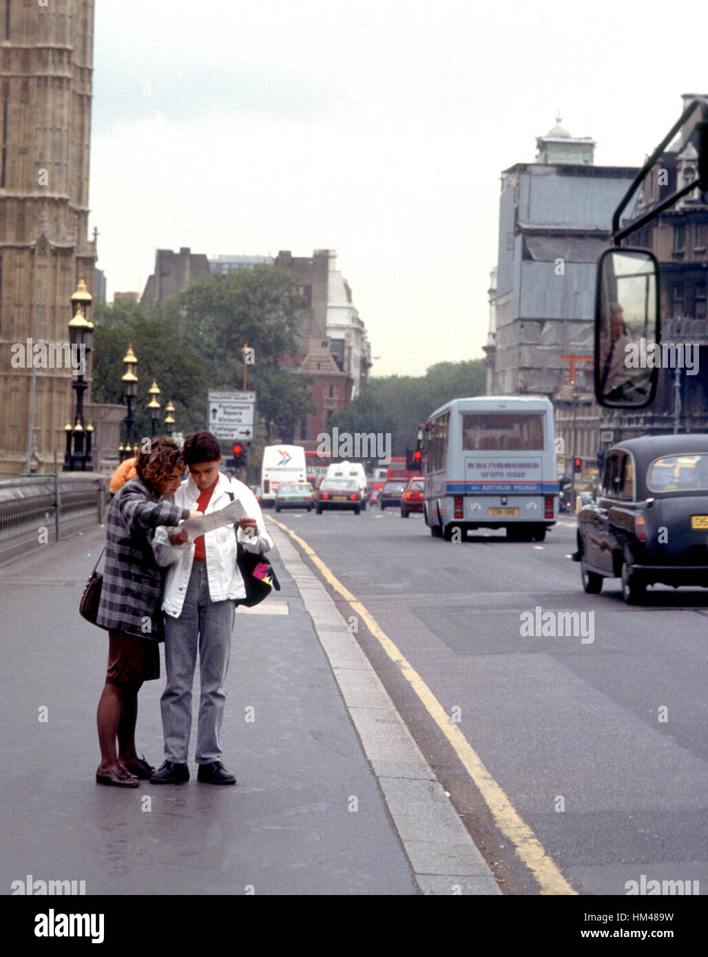 TOURISTS reading a map in London Stock Photo - Alamy