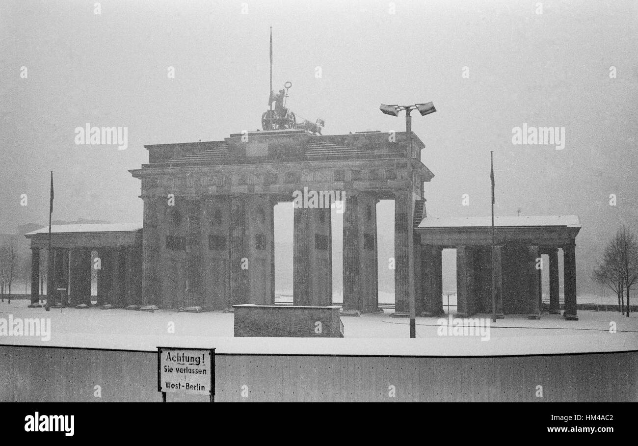 The Brandenburg Gate behind the Berlin Wall in 1980 Stock Photo - Alamy