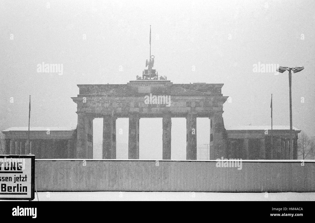 The Brandenburg Gate behind the Berlin Wall in 1980 Stock Photo - Alamy