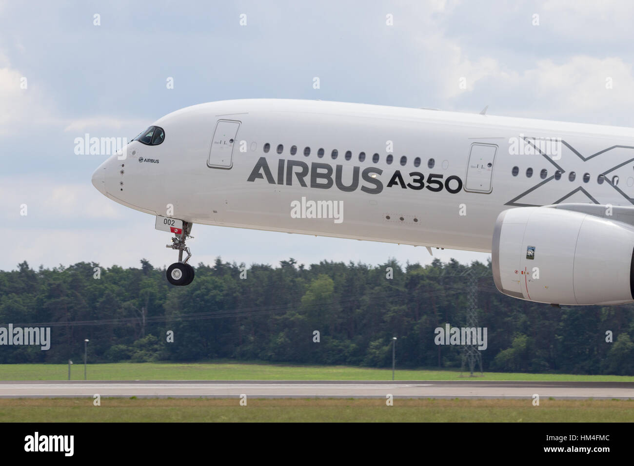 Airbus a350 xwb landing hi-res stock photography and images - Alamy