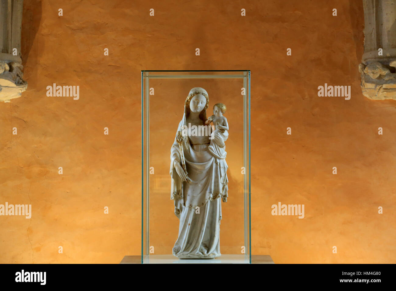 Sculpture statue vierge marie jesus hi-res stock photography and images ...