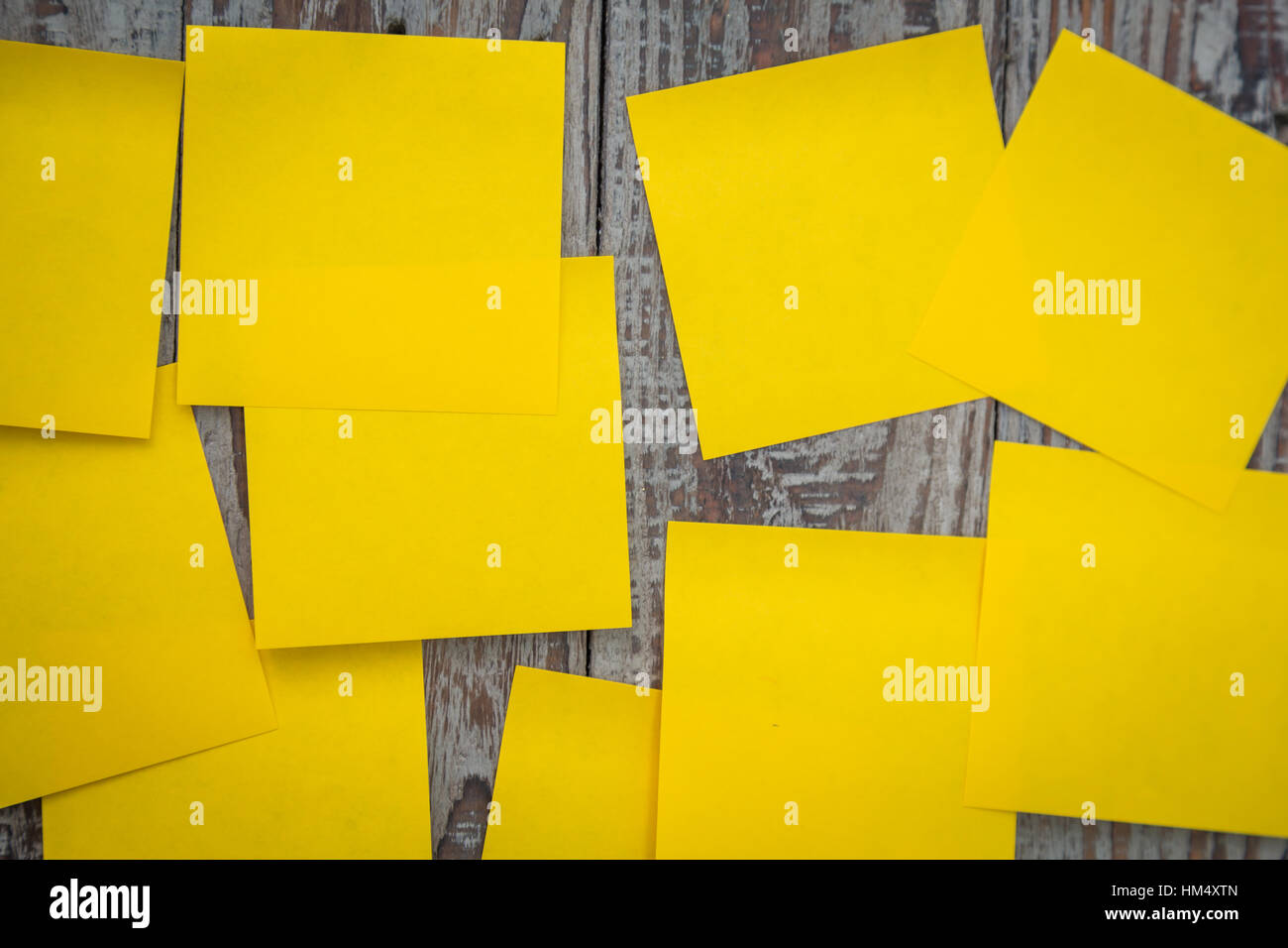 Yellow sticky note on wooden board Stock Photo - Alamy