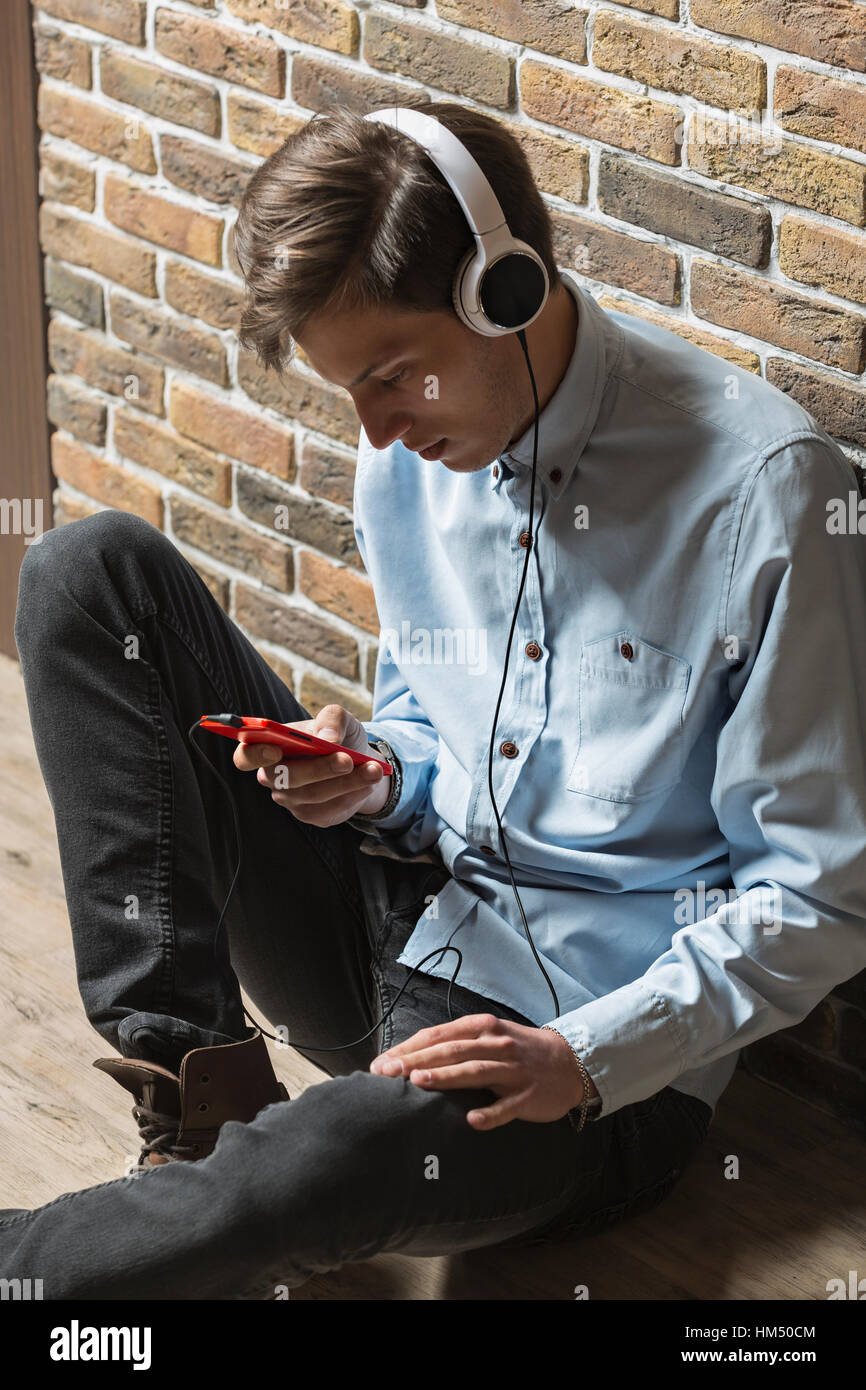 Phone headphones man hi-res stock photography and images - Alamy