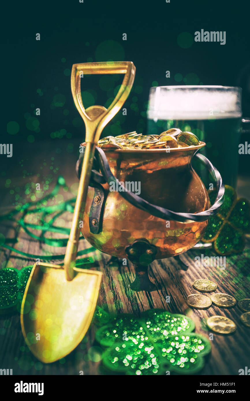 St. Patrick's day concept: Pot full of gold coins Stock Photo - Alamy