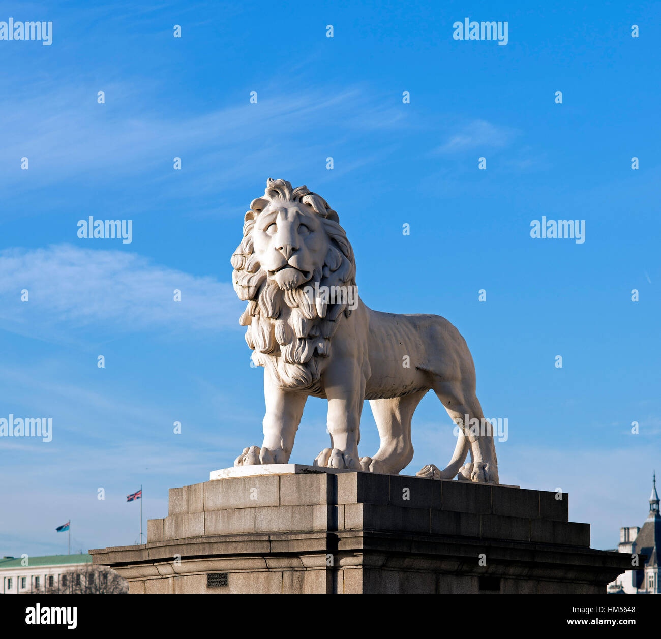 English lion flags hi-res stock photography and images - Alamy