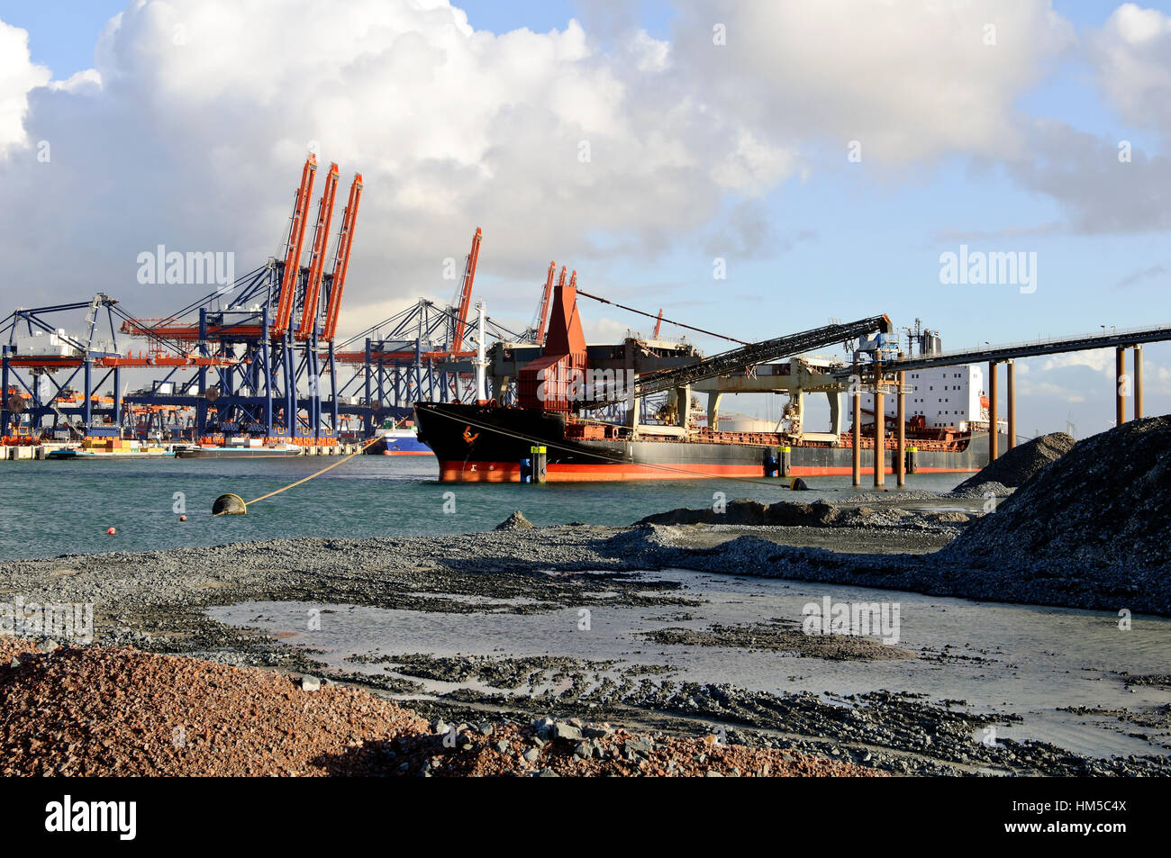 Coal ships loading in the harbour of Rotterdam Stock Photo - Alamy