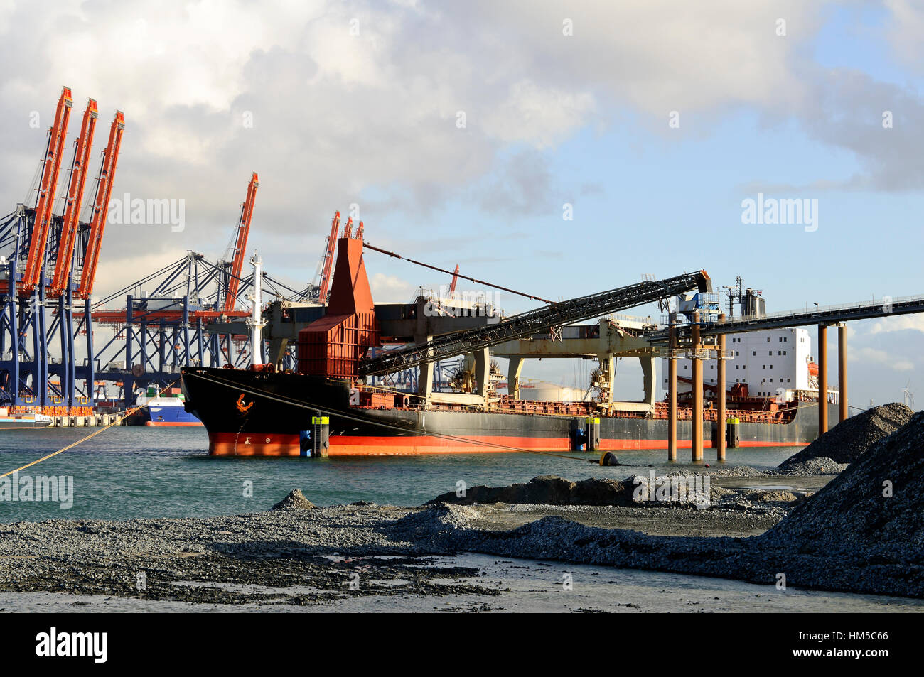 Coal ships hi-res stock photography and images - Alamy