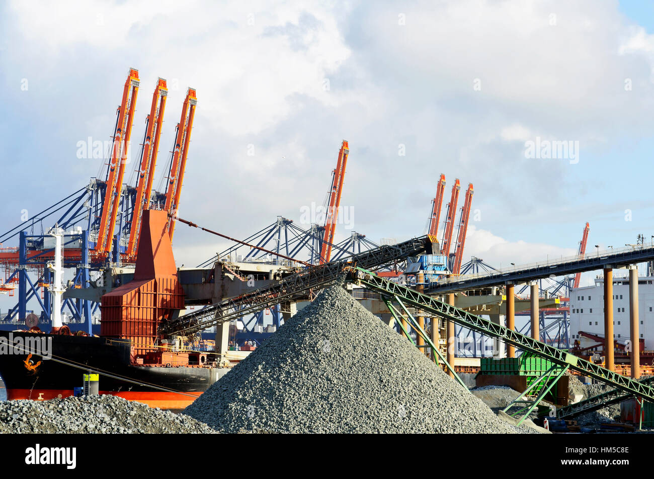 Coal ships loading in the harbour of Rotterdam Stock Photo - Alamy
