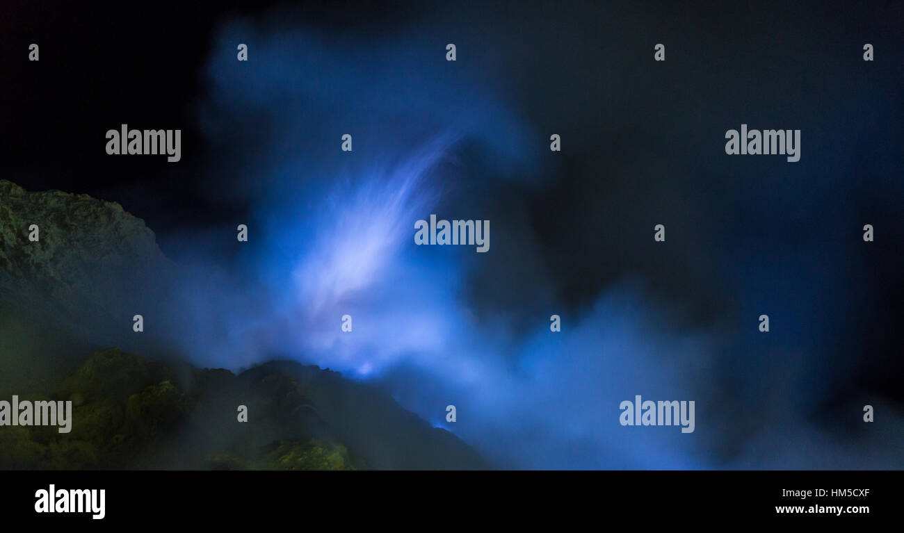 Vulcano Kawah Ijen, blue fire in volcano crater, volcanic complex Ijen ...