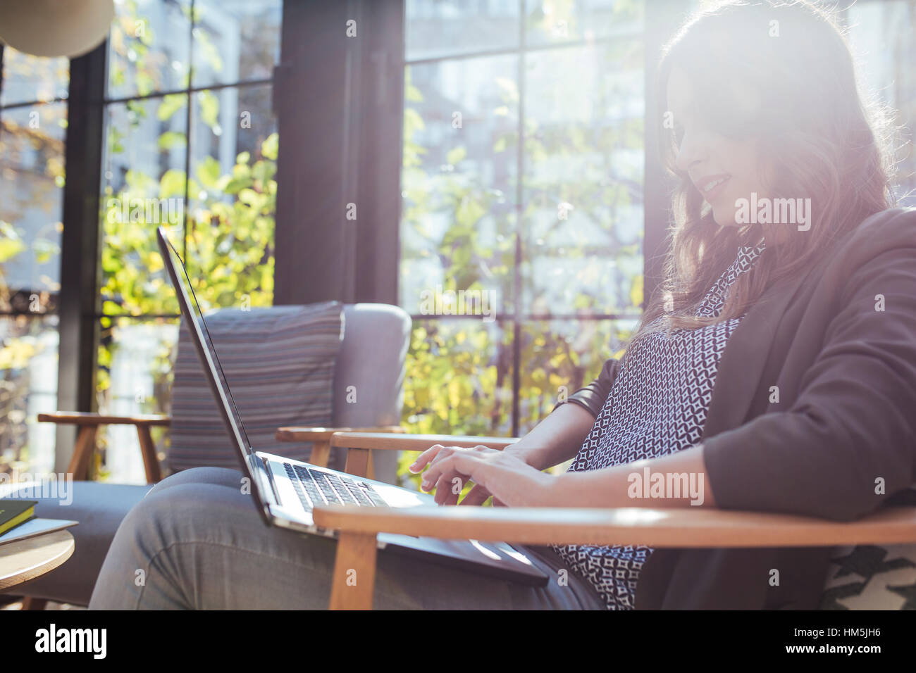 Laptop computer cafe hi-res stock photography and images - Alamy