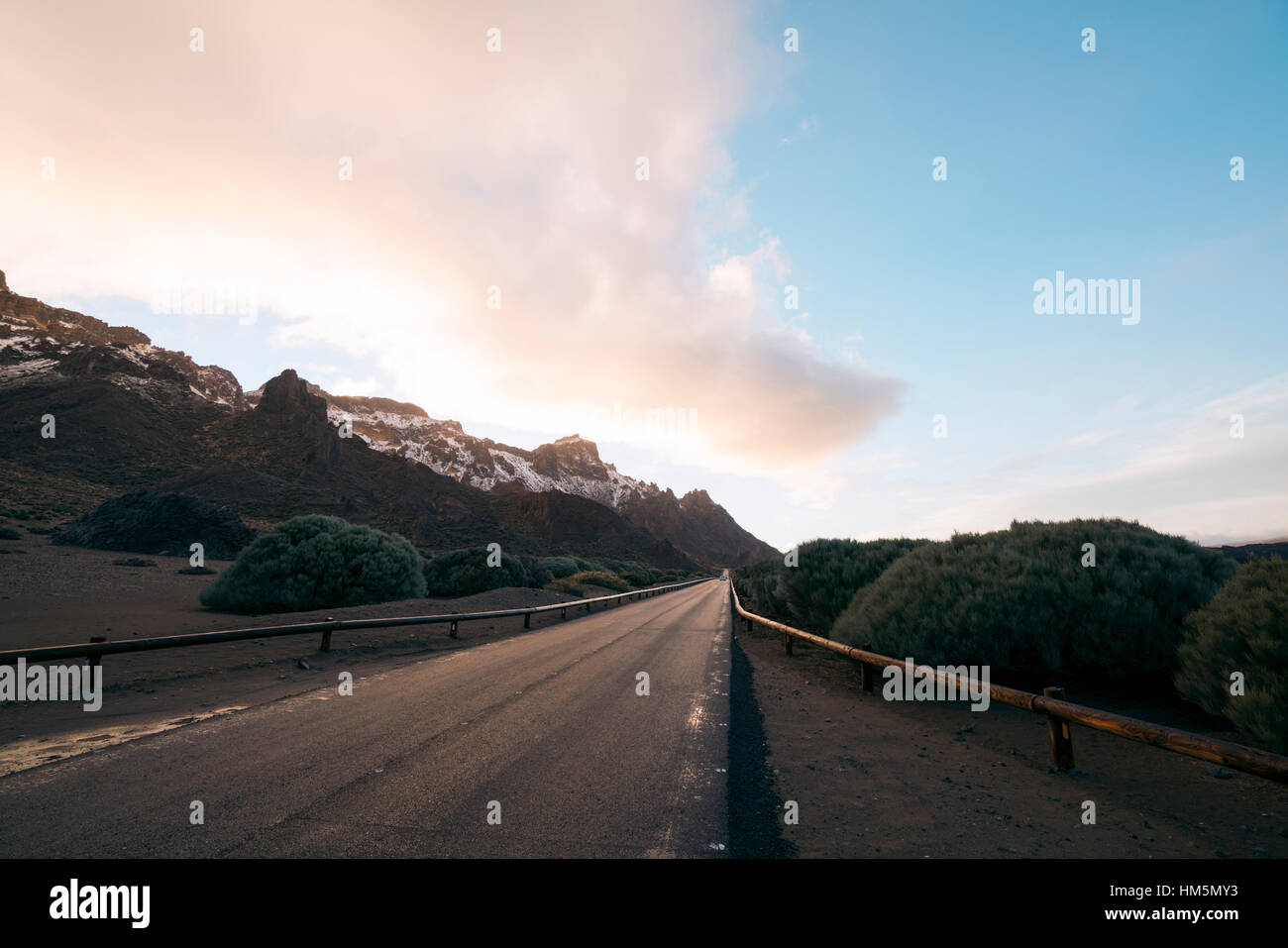Perspective view asphalt road hi-res stock photography and images - Alamy