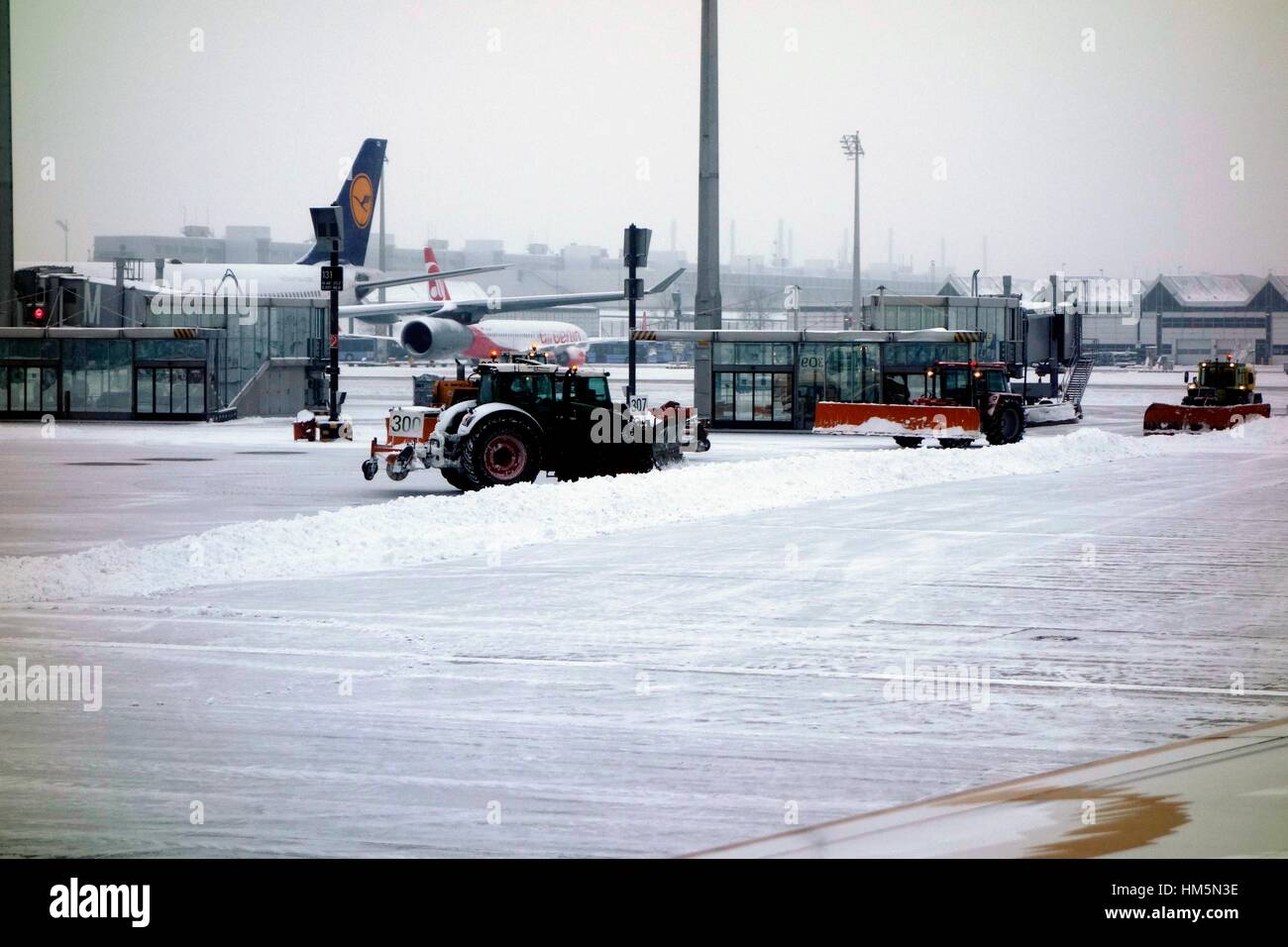 Airport tractors hi-res stock photography and images - Alamy