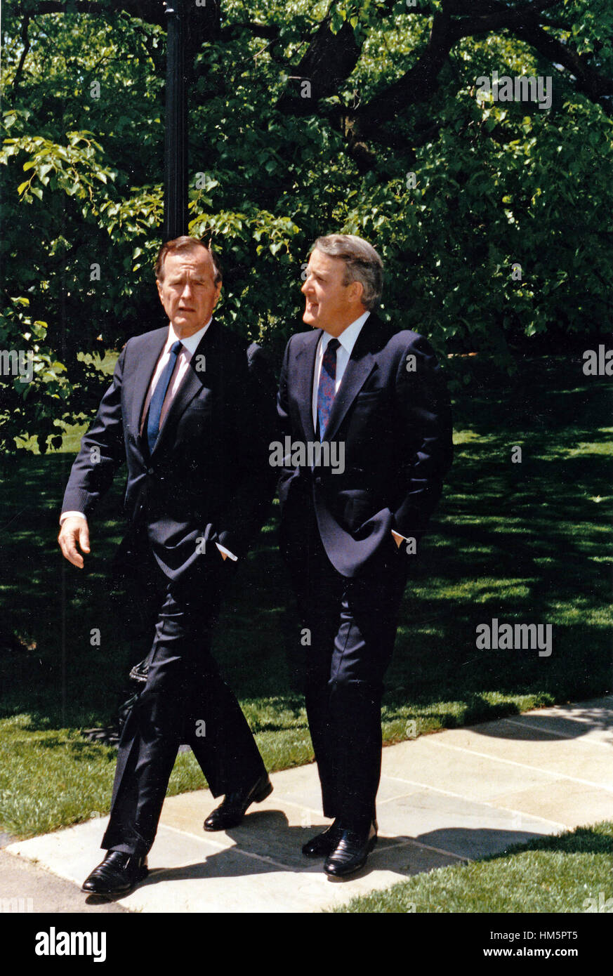 United States President George H.W. Bush walks on the White House ...