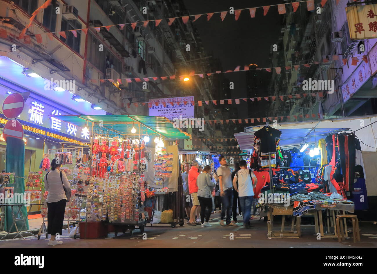 People visit Temple street night market in Hong Kong Stock Photo - Alamy