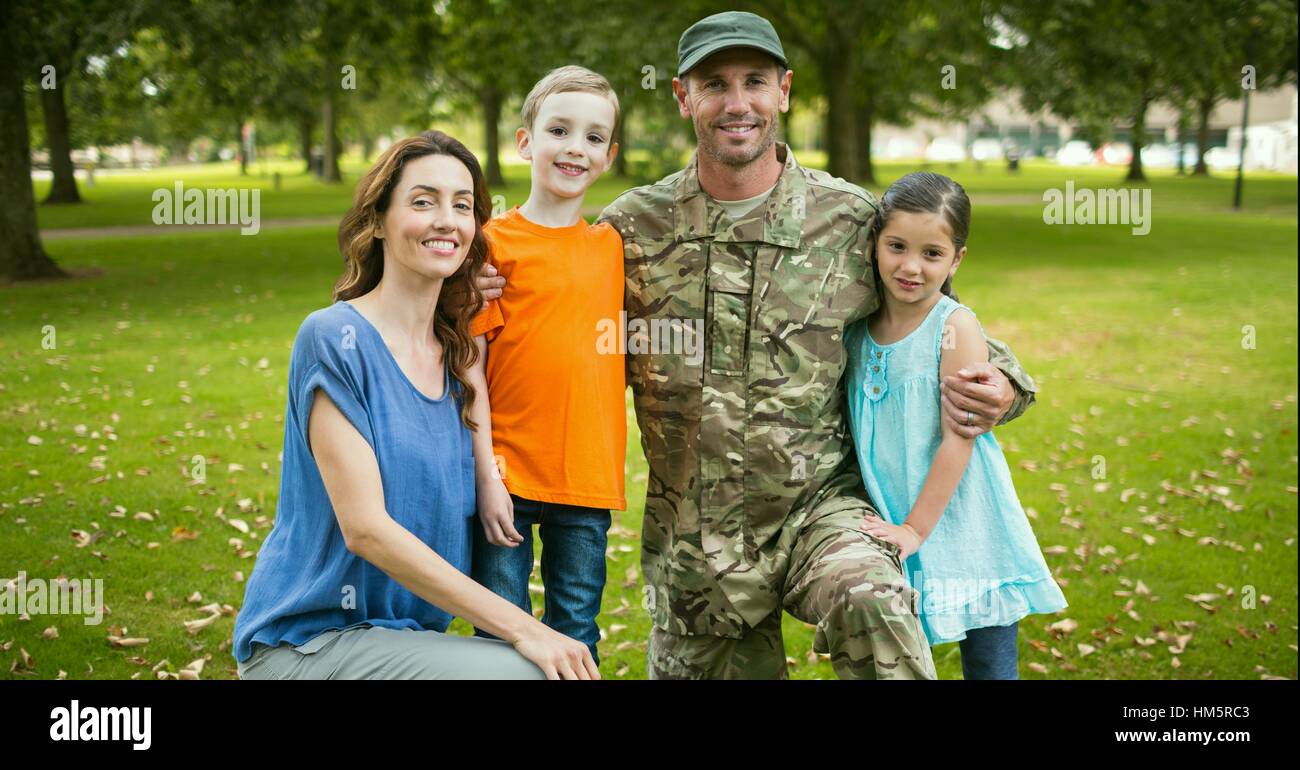 Soldier reunited with their family Stock Photo - Alamy
