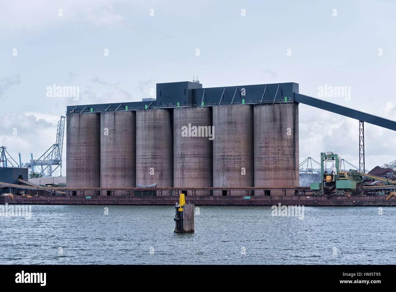Open storage piles hi-res stock photography and images - Alamy