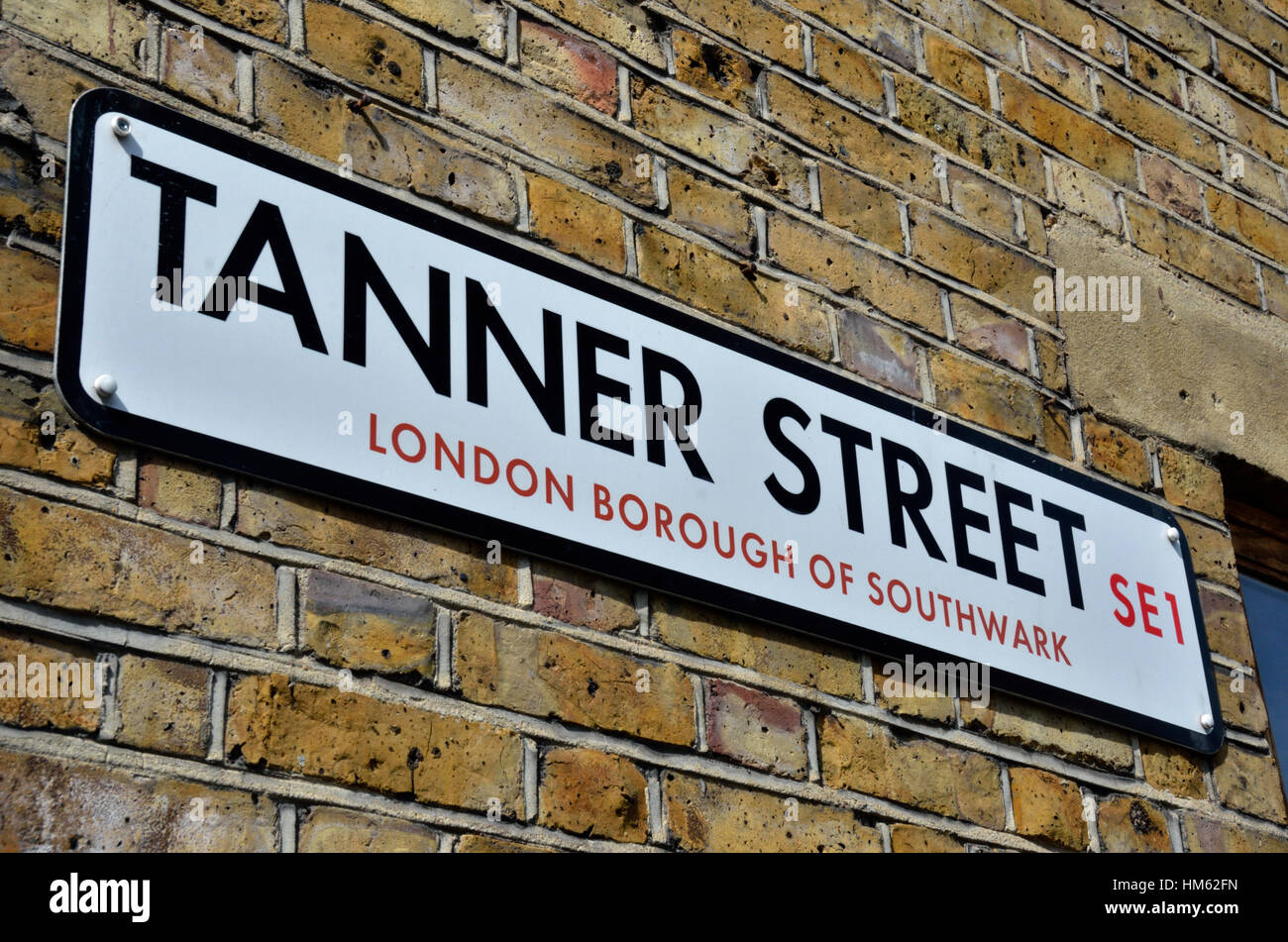London street sign brick wall hi-res stock photography and images - Alamy