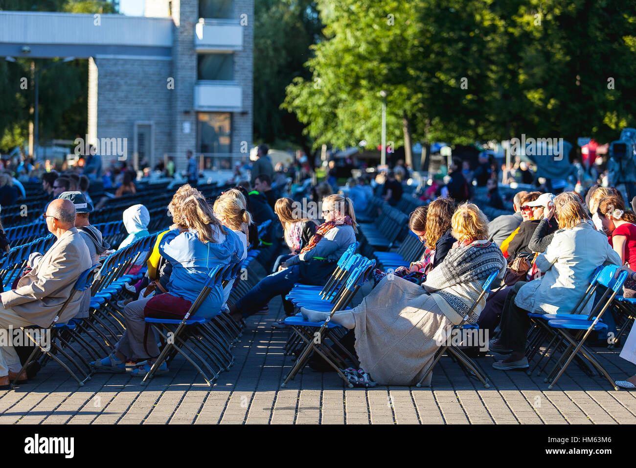 Crowd people watching concert hi-res stock photography and images - Alamy