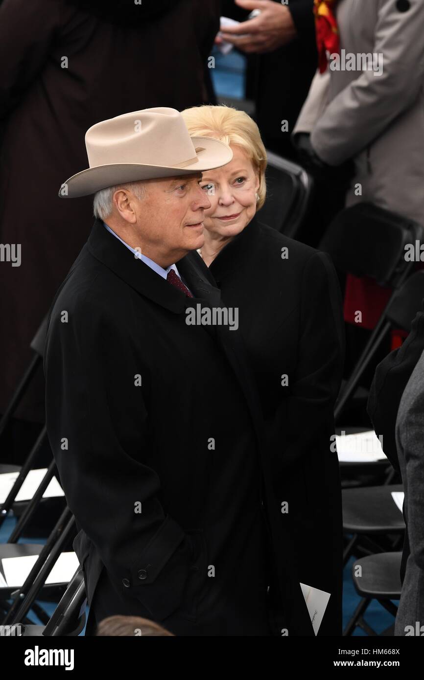 Former Vice President Dick Cheney and wife Lynn Cheney arrive for the ...