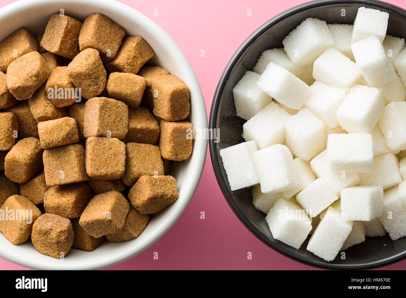 Brown and white sugar cubes in bowl. Top view Stock Photo - Alamy