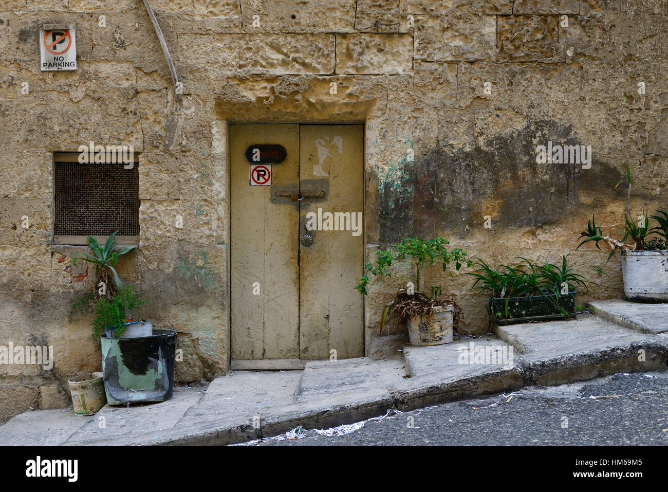 Run down door hi-res stock photography and images - Alamy
