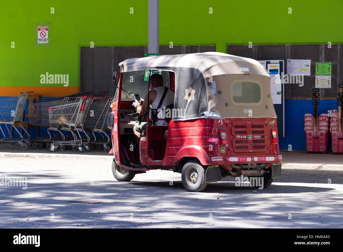 Three wheel taxi hi-res stock photography and images - Alamy