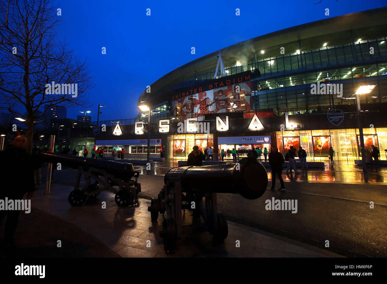 Emirates stadium night general view hi-res stock photography and images ...