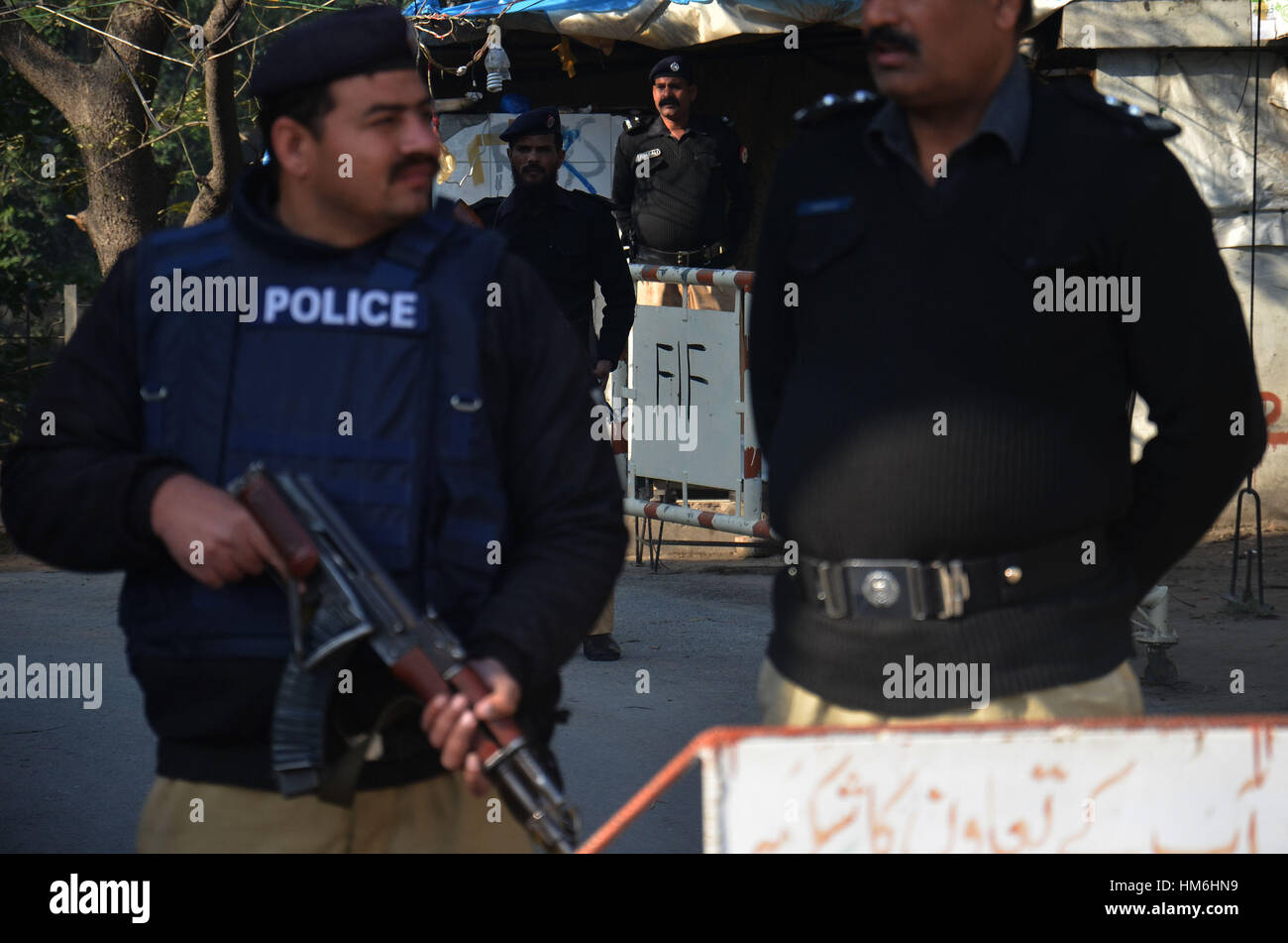 Lahore, Pakistan. 31st Jan, 2017. Pakistani policemen stand guard ...