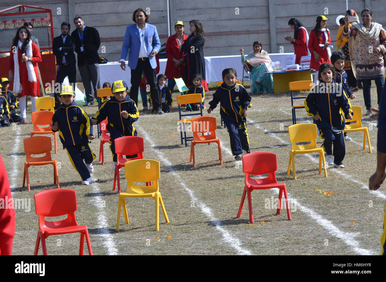 Lahore, Pakistan. 31st Jan, 2017. Pakistani students compete in sport ...