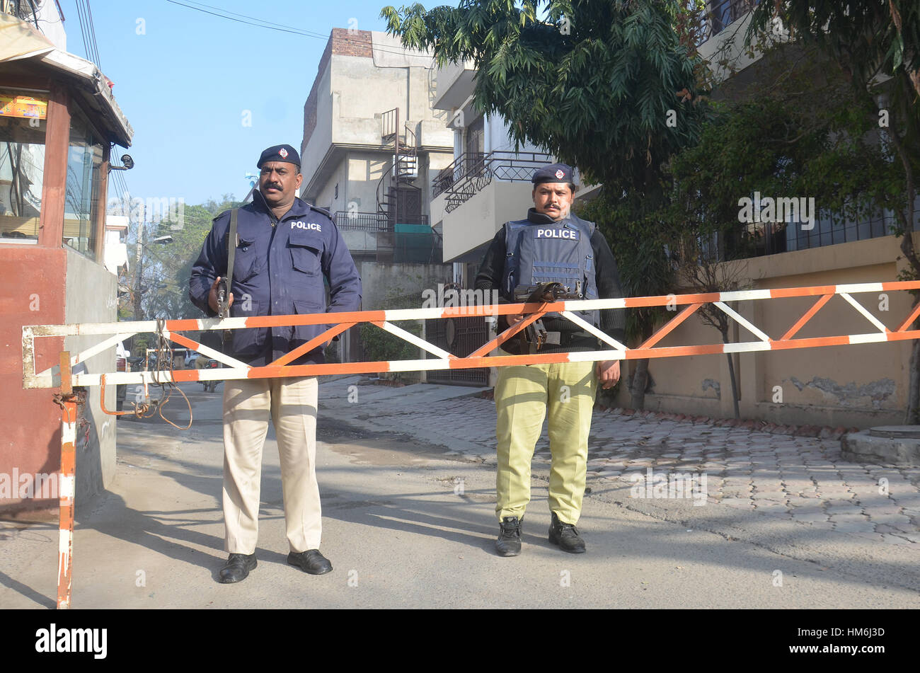 Lahore, Pakistan. 31st Jan, 2017. Pakistani policemen stand guard ...