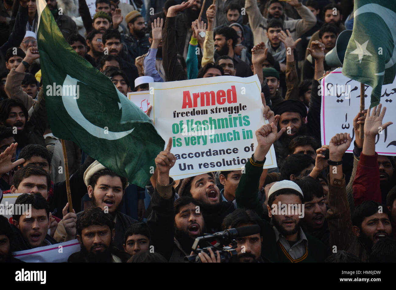 Lahore, Pakistan. 31st Jan, 2017. Pakistani supporters of the Jamaat-ud ...