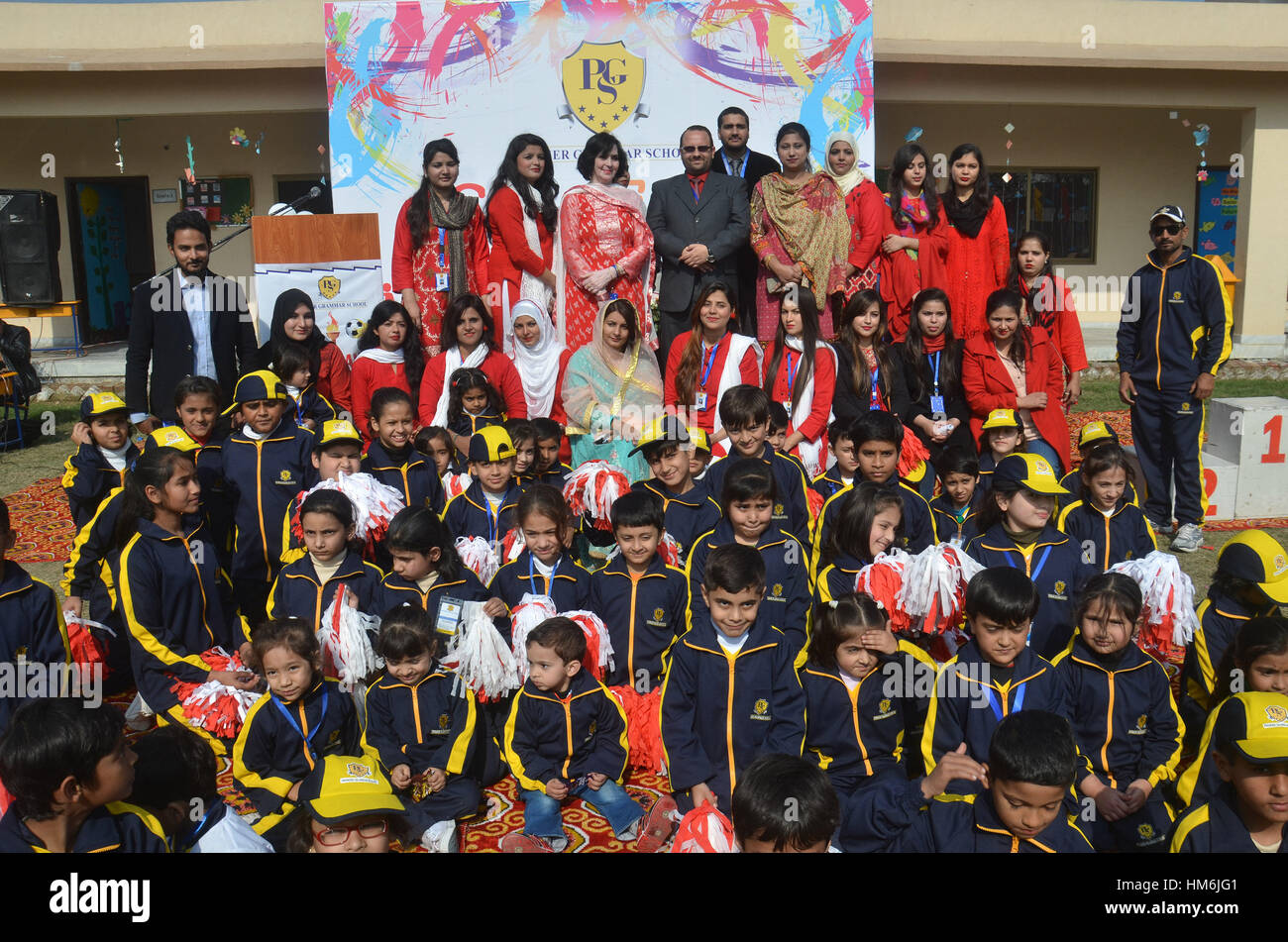 Lahore, Pakistan. 31st Jan, 2017. Pakistani students compete in sport ...